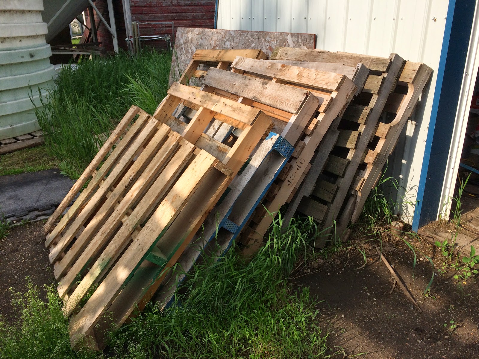 Life As A Farm Wife: Getting my DIY on... Pallet Style