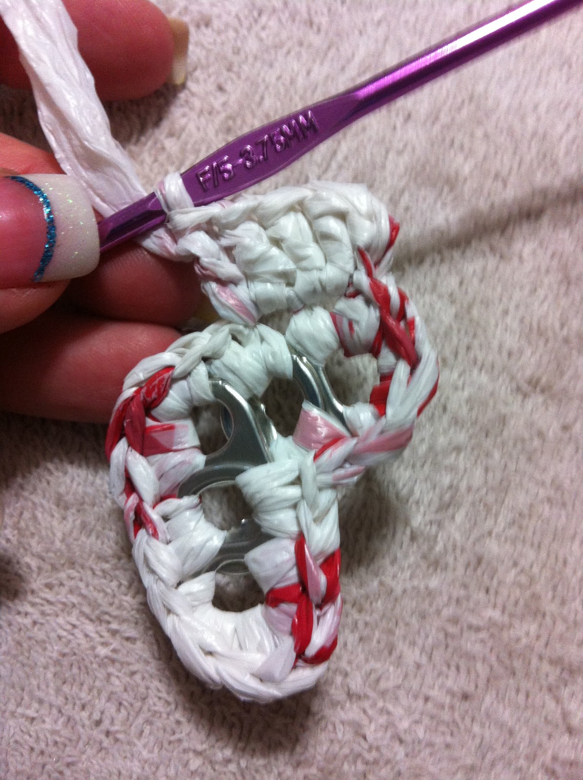 Plastique Recreations: Free Pattern: Pop Tab Plarn Heart applique