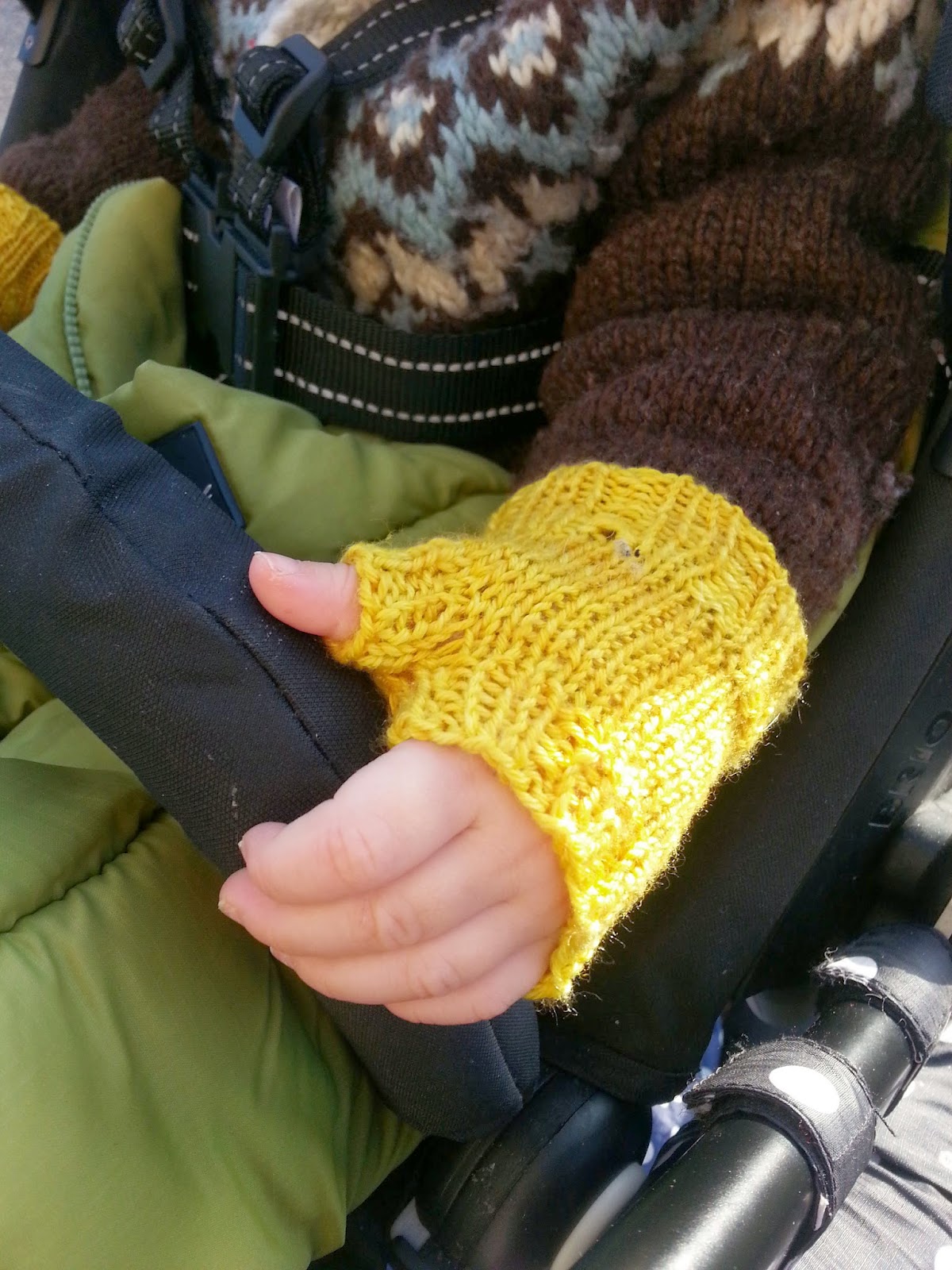 Clara Stickar: Små små halvvantar till det viljestarka barnet