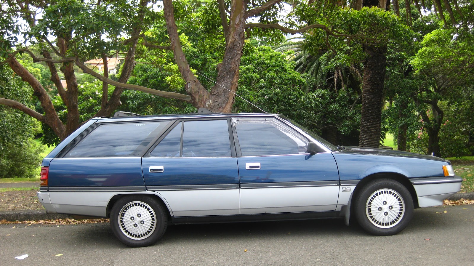 Aussie Old Parked Cars: 1989 Mitsubishi TP Magna Elite 2.6 Wagon