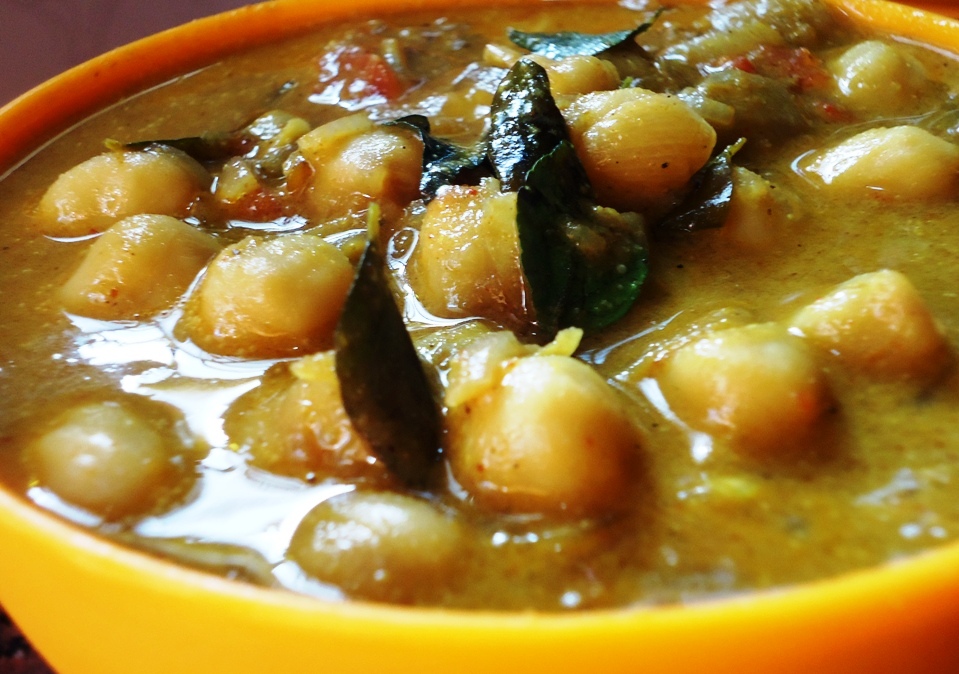 The Happy Homemaker: Kadala Curry With White Chickpeas