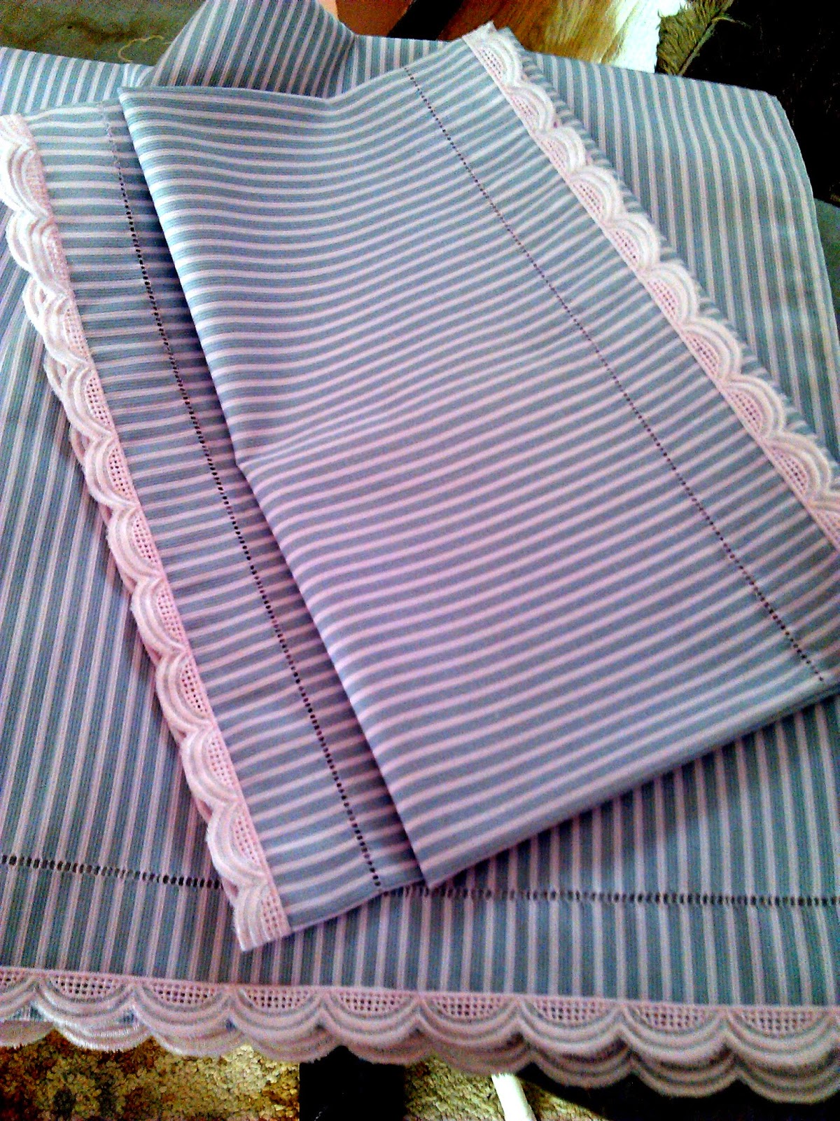 ponfasmas&cía: Sábana de cuna, rosa y gris con vainicas y puntillas