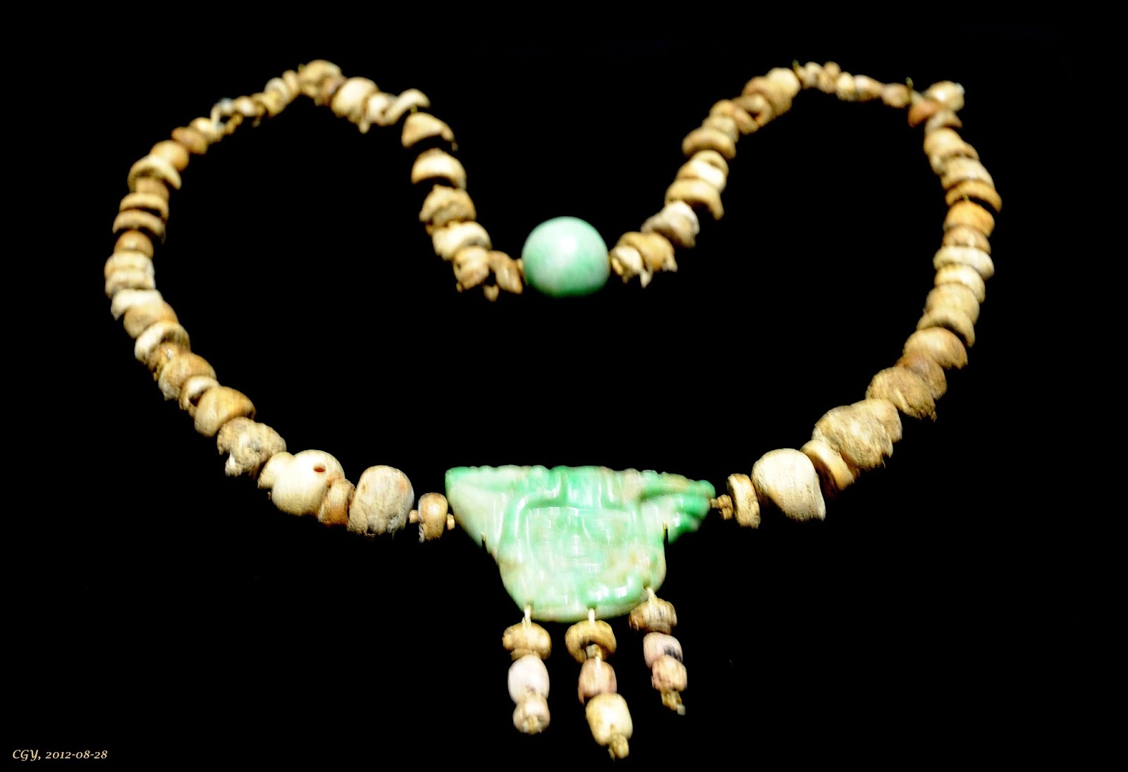 Ágora de Arte Maya: Collar con un pendiente de jade tallado