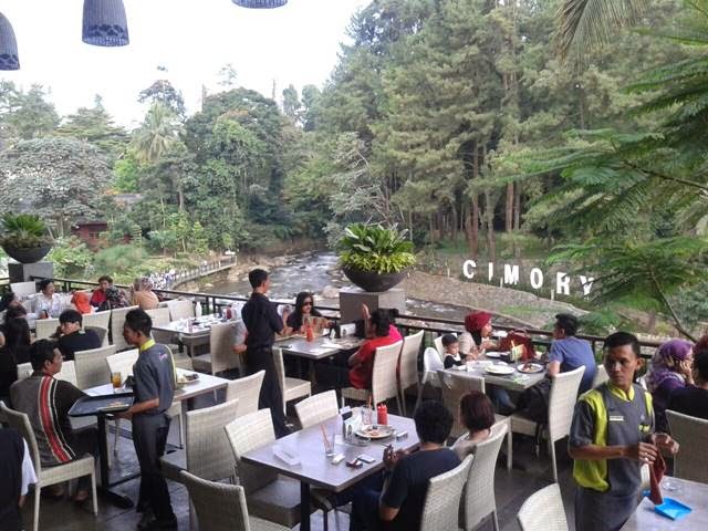 Cimory Riverside, Restauran Dengan Pemandangan Sungai Dan Taman Yang ...