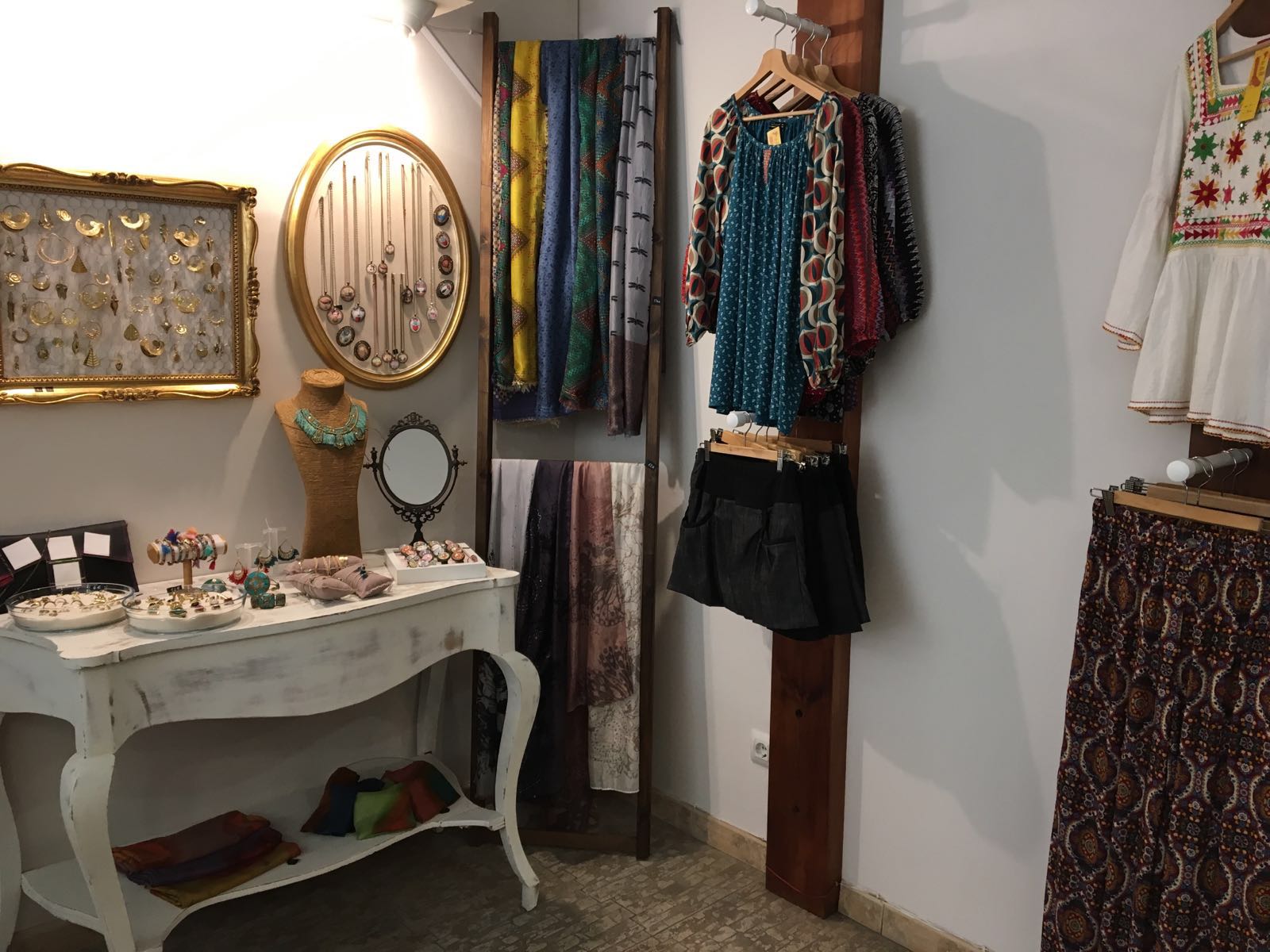 Recorriendo Zaragoza: Textiles y artesanía de la India con Tribandrum