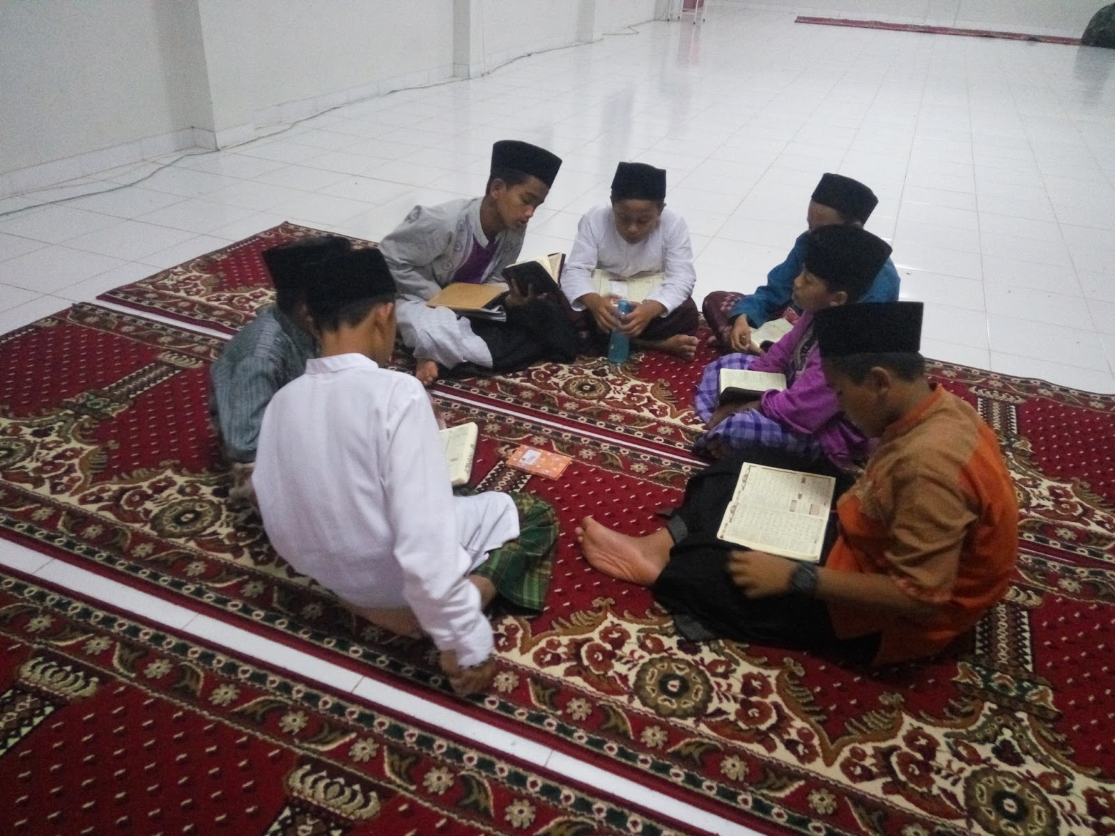 Suasana Halaqoh Tahfizh di Pesantren Baitul Quran Cirata ~ Baitul Quran ...