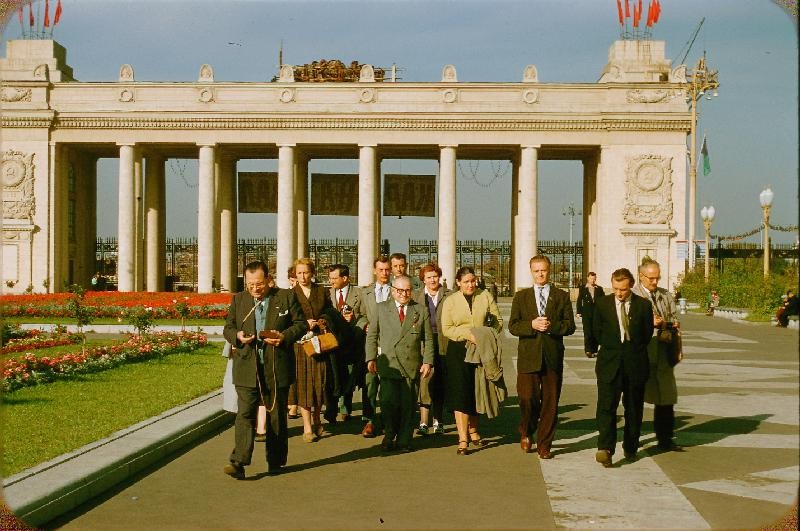 47 Fascinating Color Photographs That Capture Street Scenes of the USSR ...