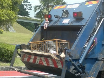 [Lawak] Lori Sampah Mini - Berita Meletop