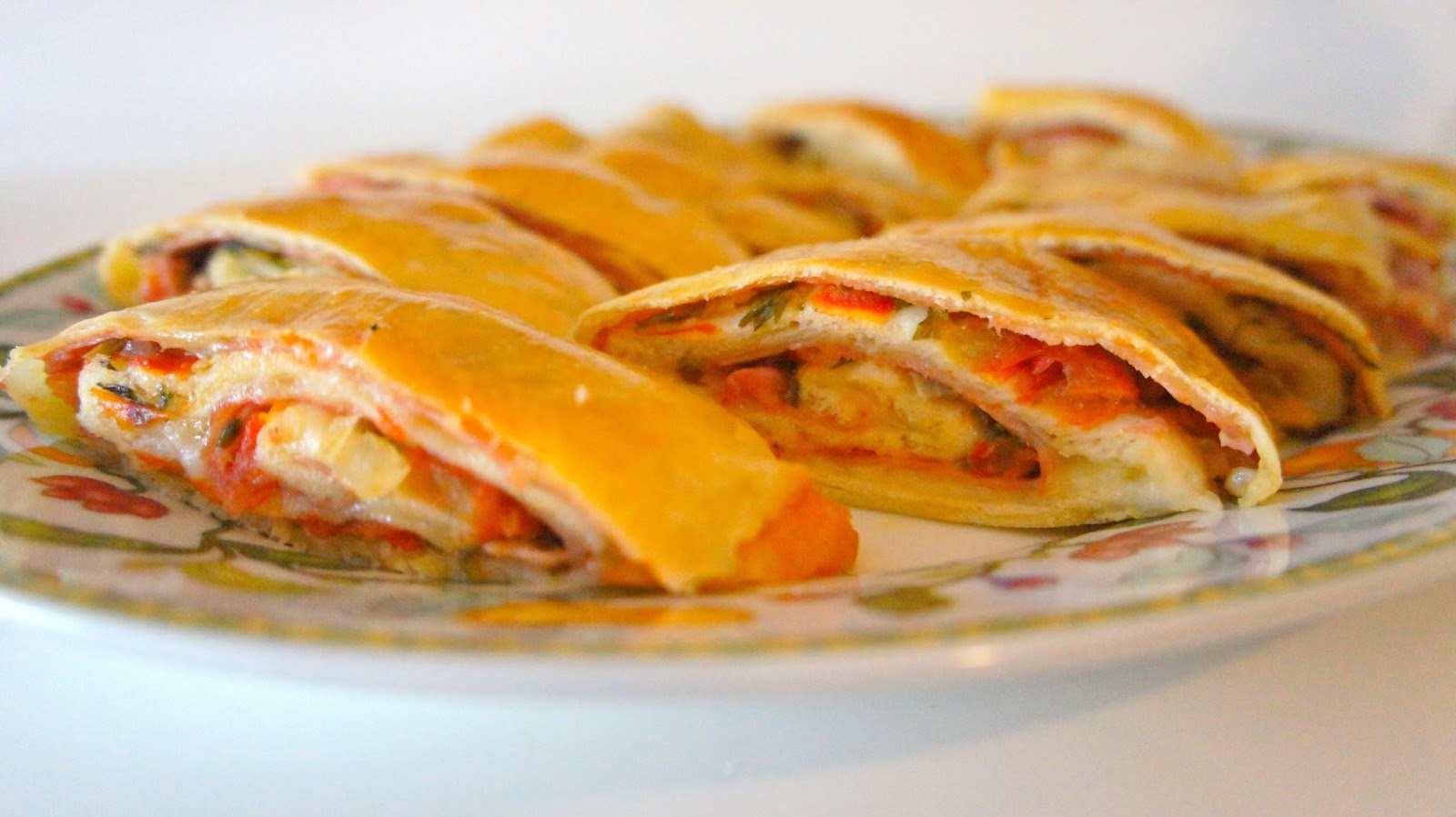 Receitinhas da Brunildinha: ROCAMBOLE DE PRESUNTO, QUEIJO E TOMATE