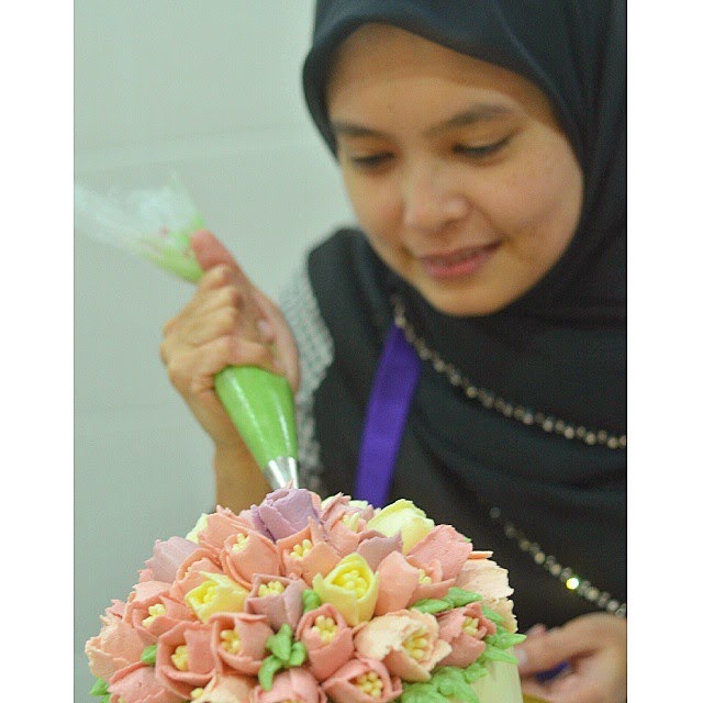 bzeecake.blogspot.com: Jom belajar buat bunga Tulip guna cream sedap ...