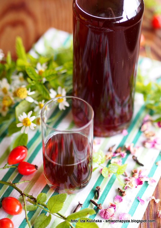 Żenicha kresowa. Nalewka różano ziołowa | Smaczna Pyza