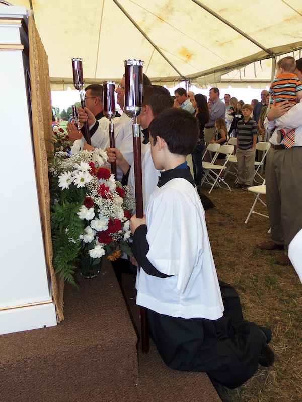 New Liturgical Movement: An Outdoor Mass with a Difference