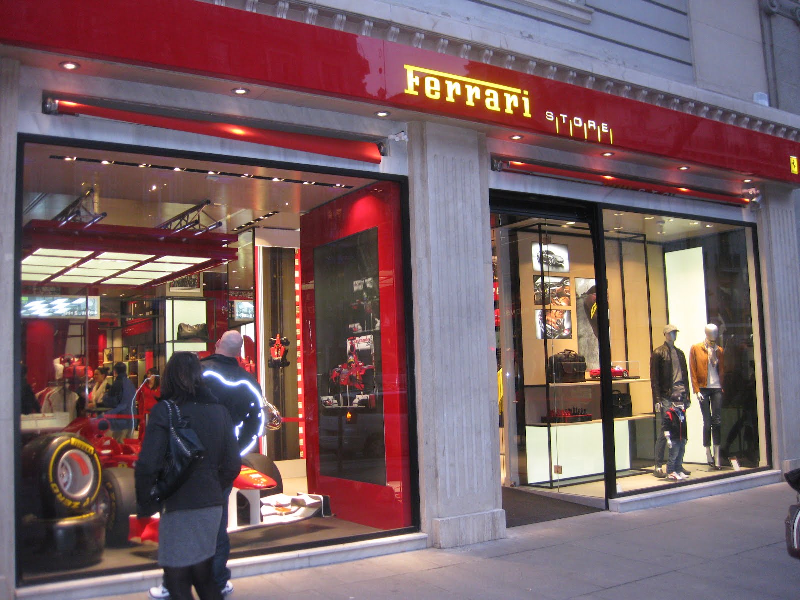 CAR: "Ferrari Store" en Madrid