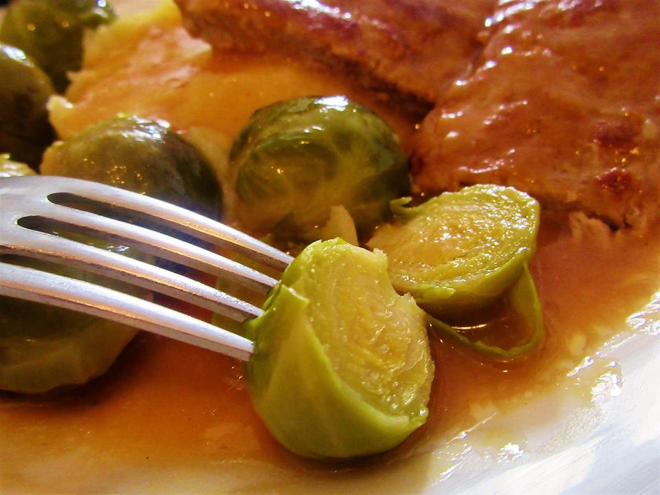 Kako spremiti prokulice i šnicele s umakom / How to cook Brussels ...