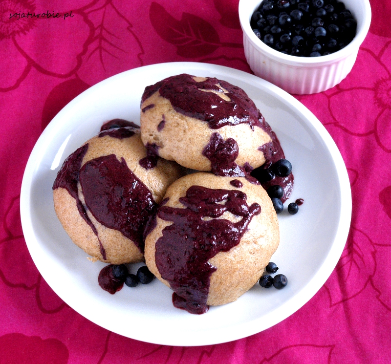 sojaturobie: Pampuchy orkiszowe z polewą jagodową