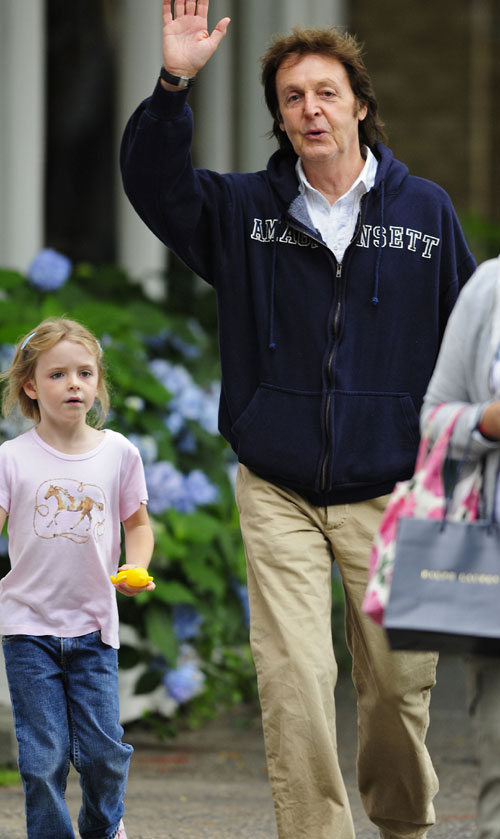 UN PASEO CON LOS BEATLES: BEATRICE MILLY McCARTNEY YA TIENE 7 AÑOS