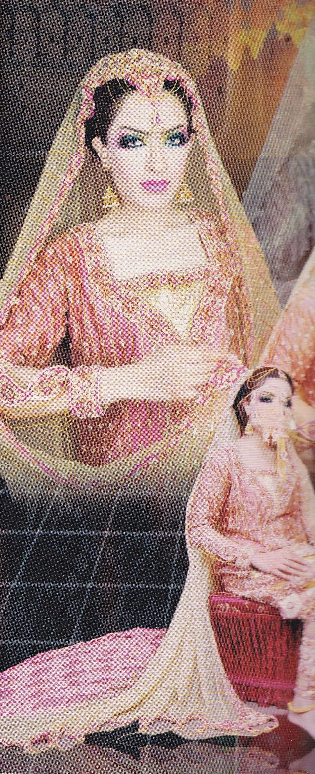 Some scans of Omani Women's Regional Dress from a couple of Magazines ...