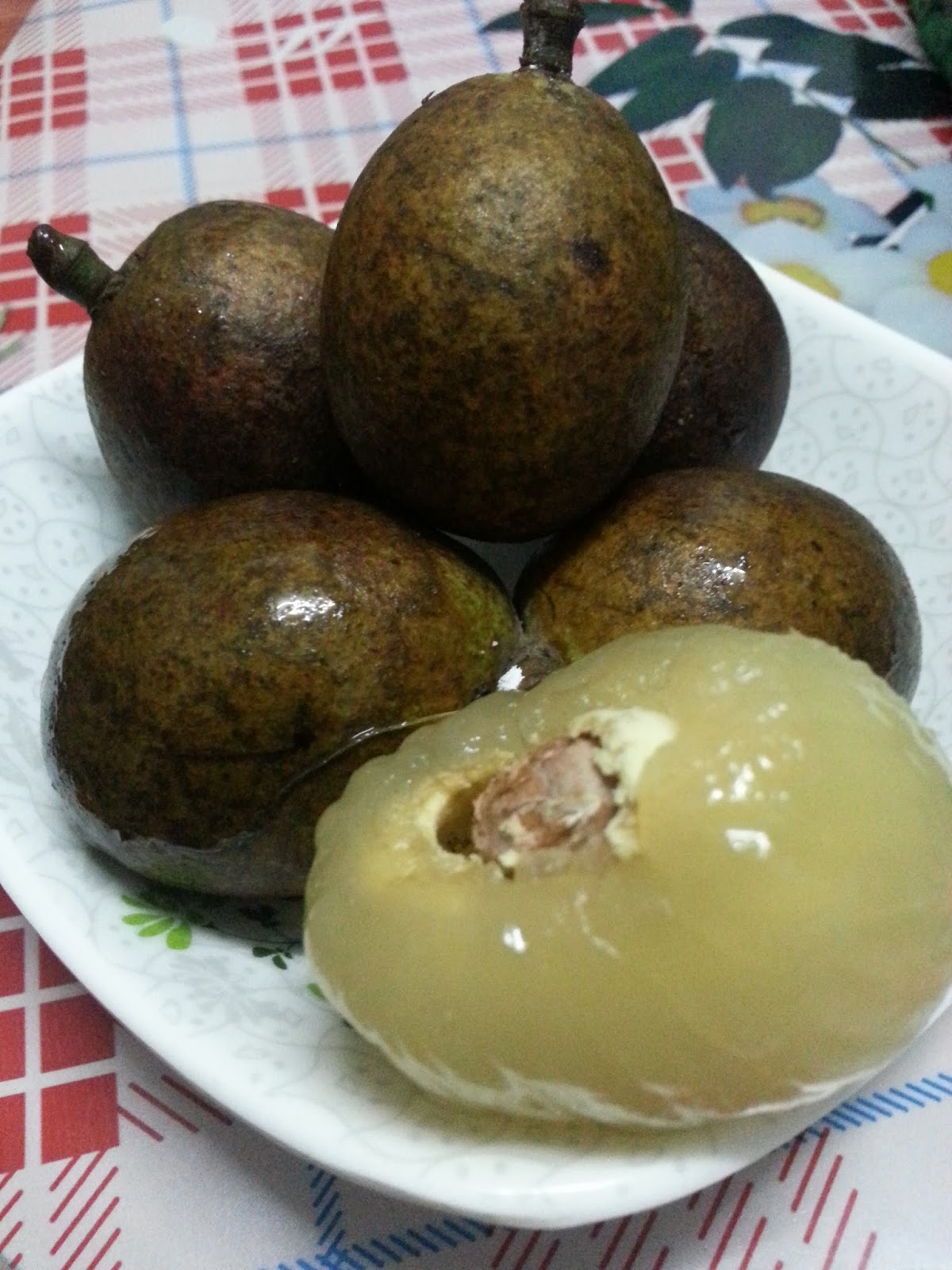 Rose' World: Longan or Rambutan?