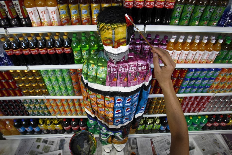 Eightisme: Liu Bolin "Hiding in the city?"