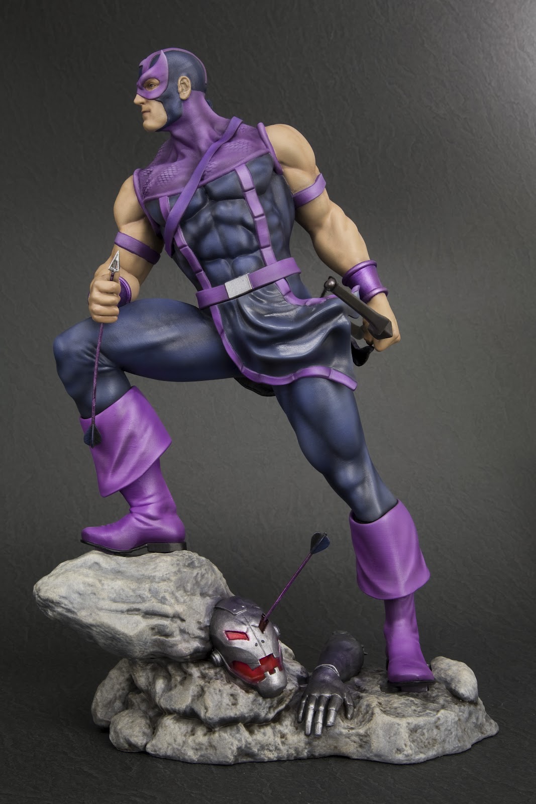 TheAngrySpark: Koto debuts new classic Hawkeye statue