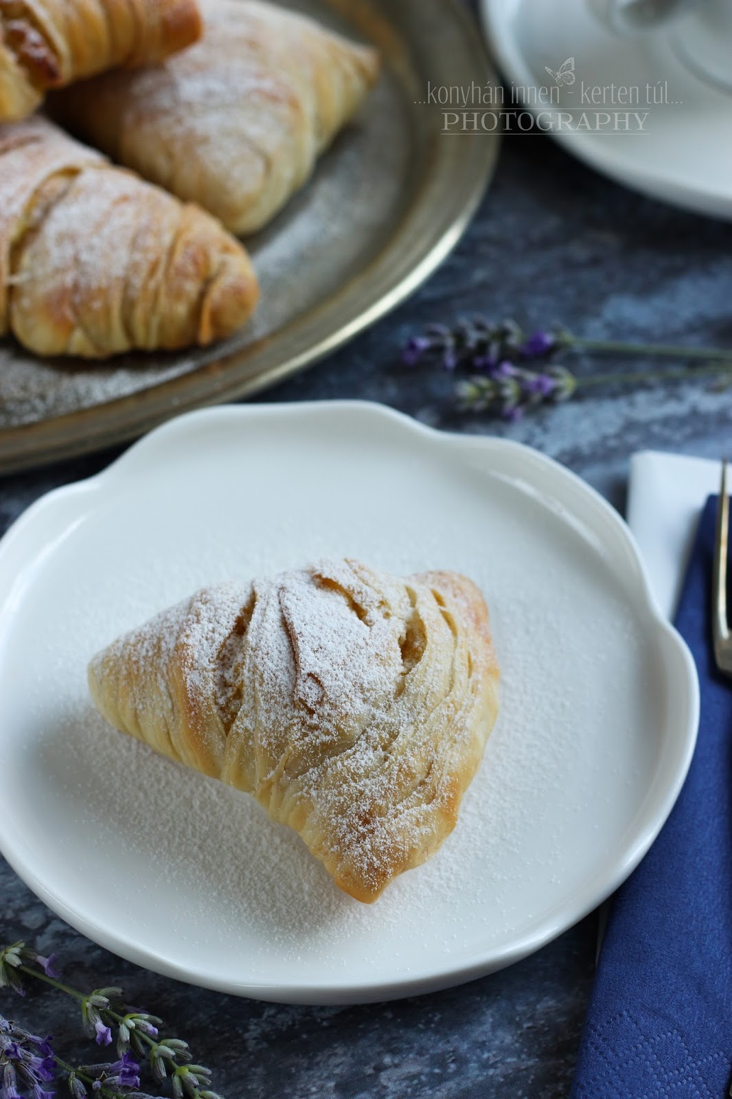 ...konyhán innen - kerten túl...: Sfogliatella Riccia napoletana