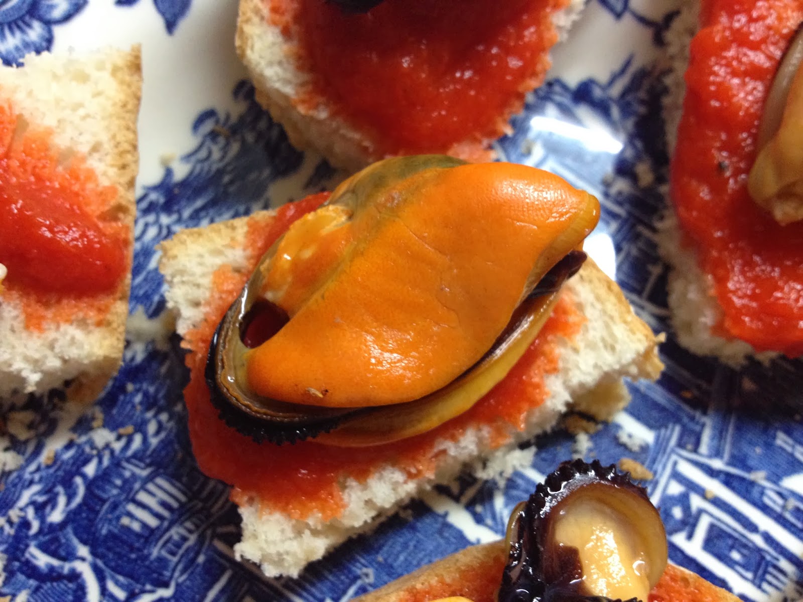 Canapés de mejillones con salsa de pimiento de piquillo - ¡Huele Bien!
