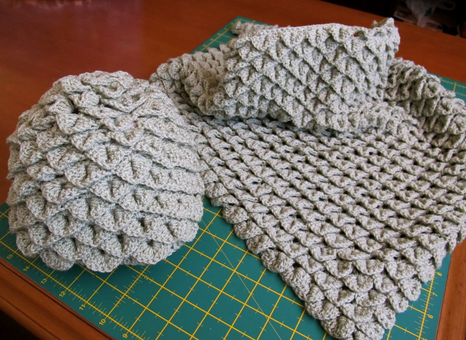 Hari-hari Ku: Topi dan scarf Crocodile Stitch Crochet