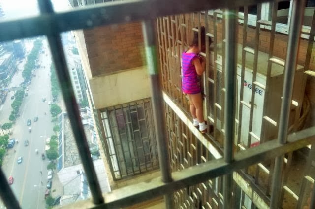 30 Amazing Pictures of Girls Getting Stuck in the Weirdest Places ...