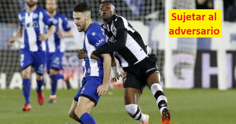 Sujetar a un adversario - Noticias y Reglamentos para Árbitros de Fútbol