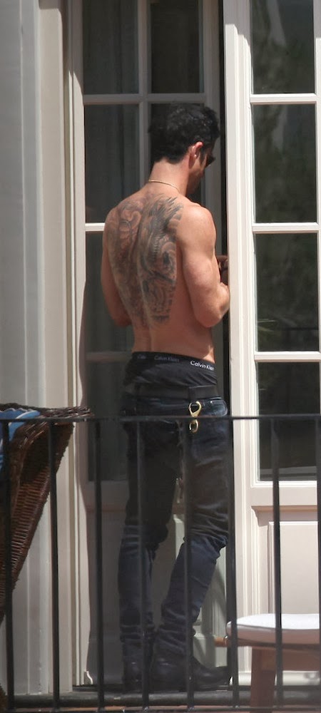 Celeb Saggers: Justin Theroux Sagging Calvin Kleins