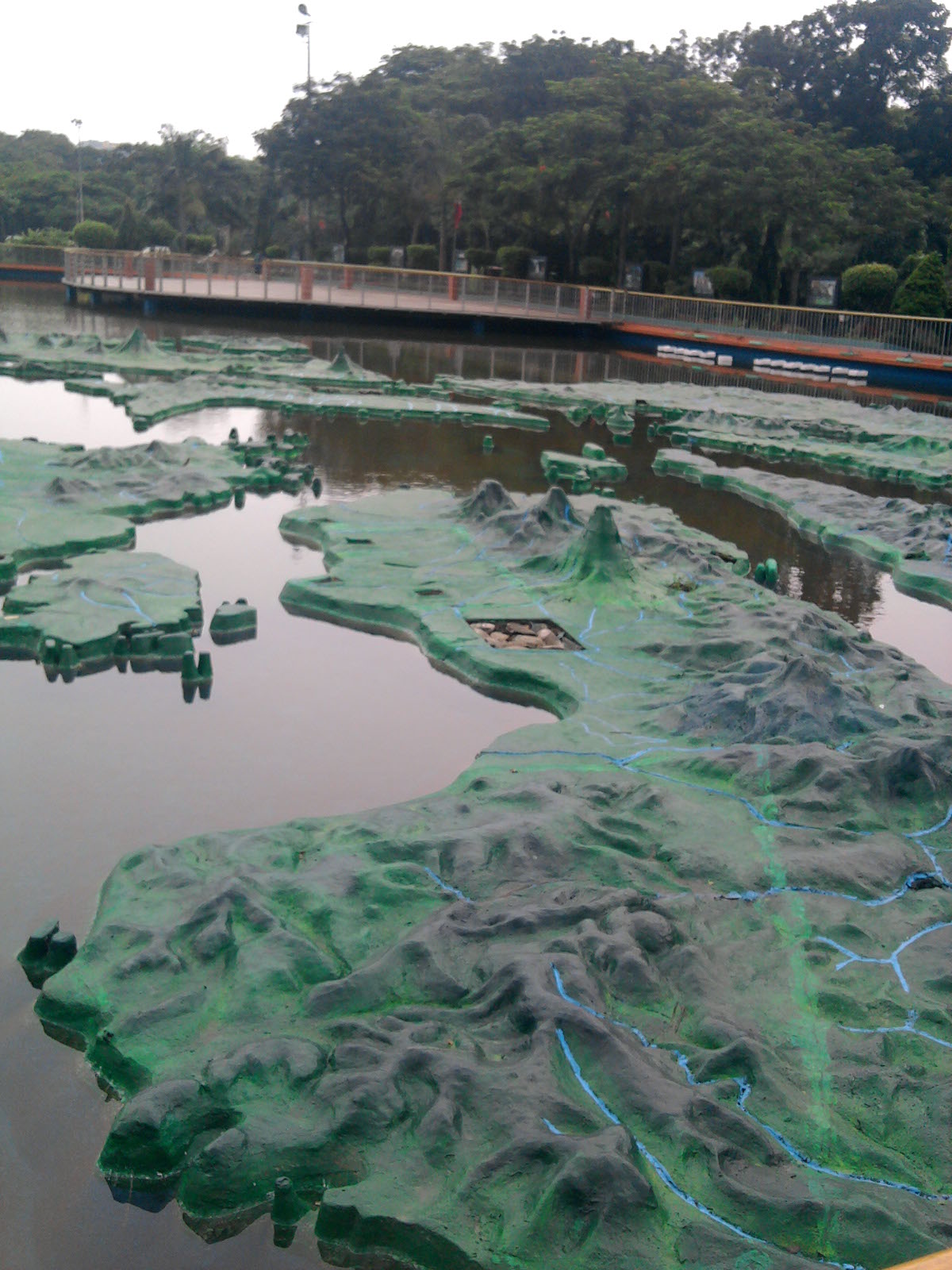 Metatraveller: Rizal Park (Luneta) - Relief Map of the Philippines