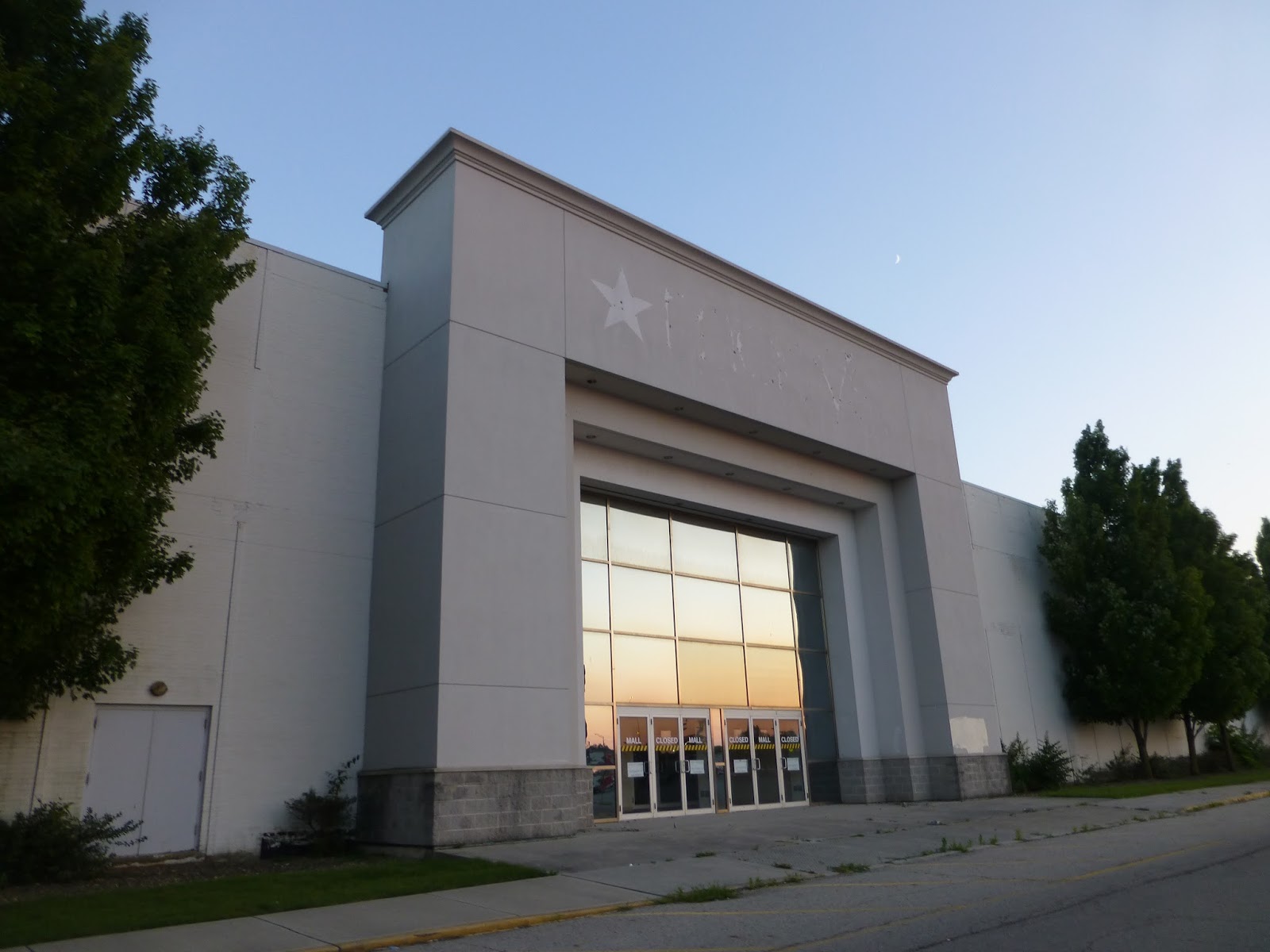 Dead and Dying retail: Westland Mall in Columbus, Ohio