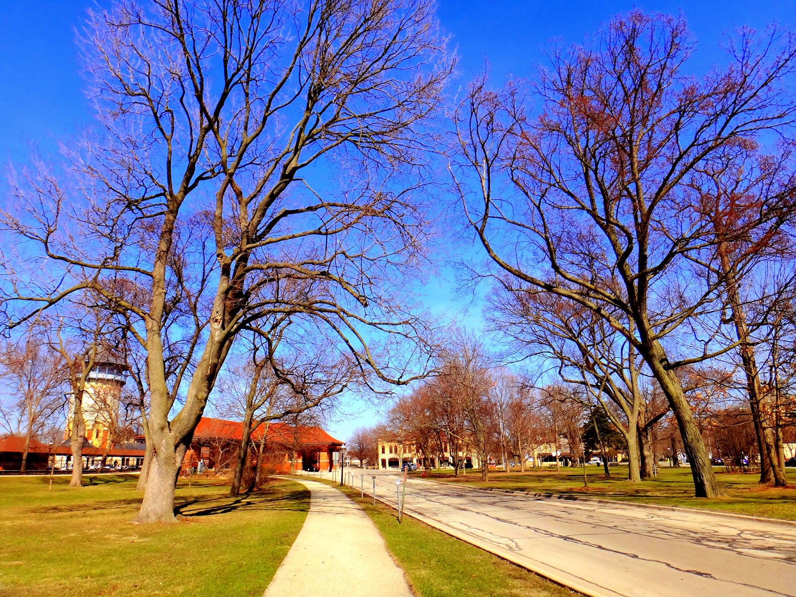 Riverside, Illinois: Spring has arrived in Riverside!