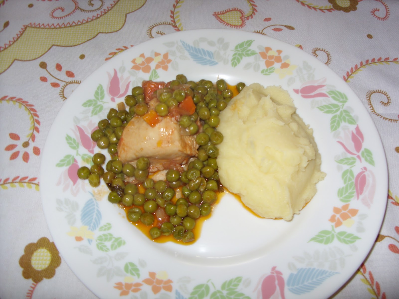 A Mesa da Mimi: Frango estufado com ervilhas
