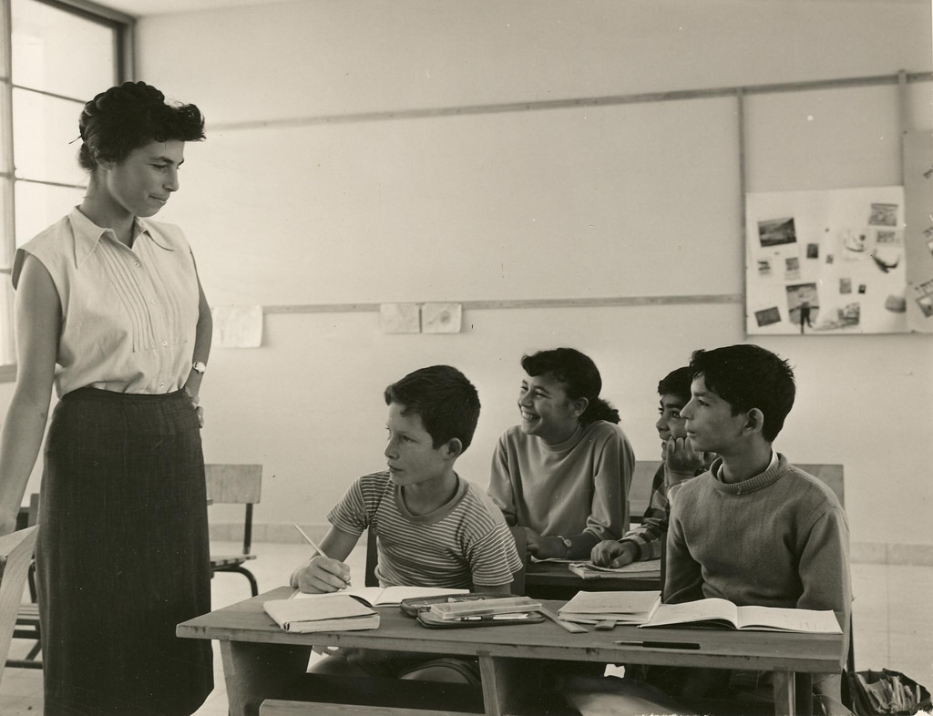 21 Amazing Vintage Photos of Israeli Students Learning After World War ...