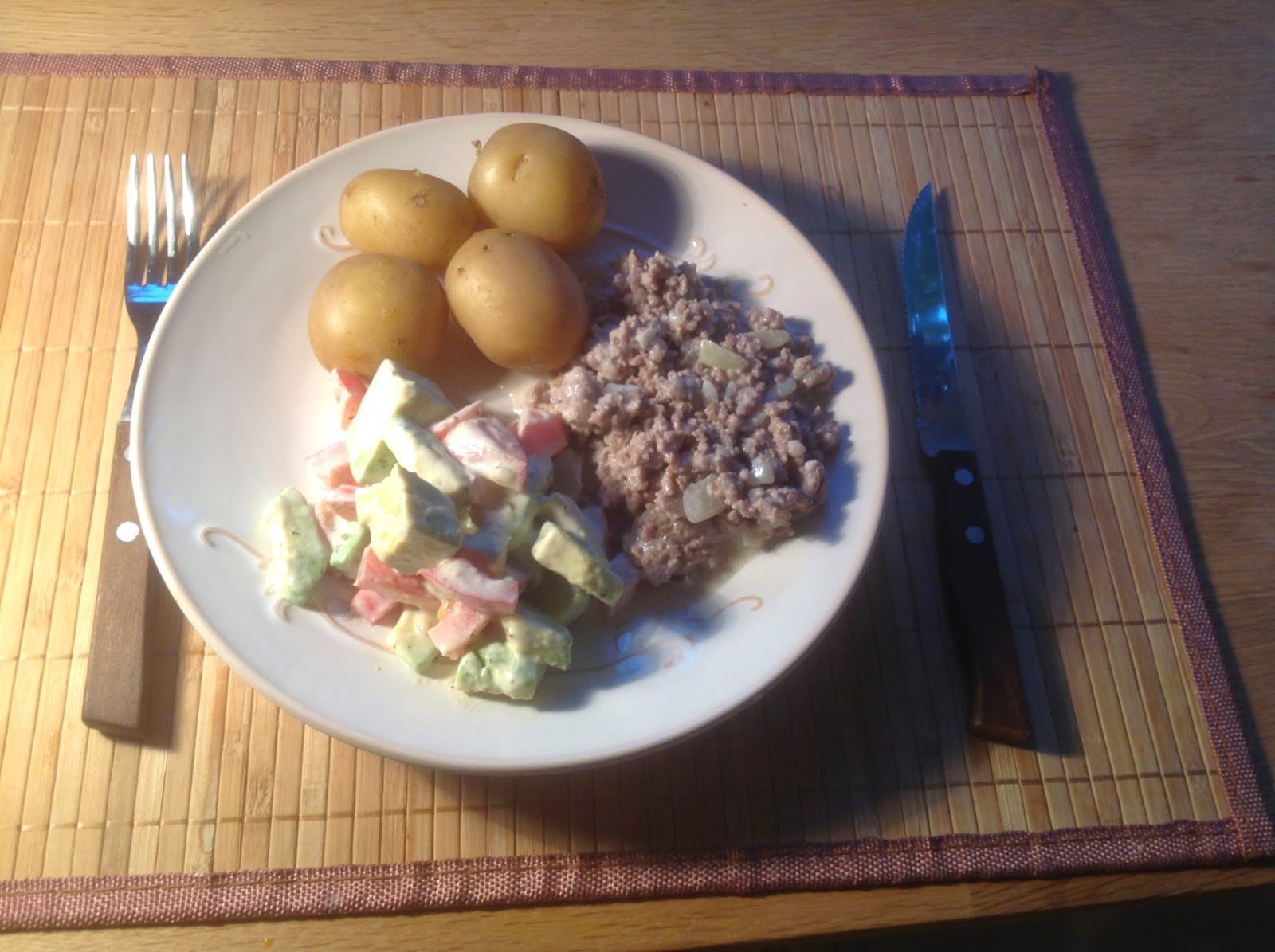 MEHE TOIT: Lihtne toit: Kartulid hakklihakastme ja tomati-kurgi ...