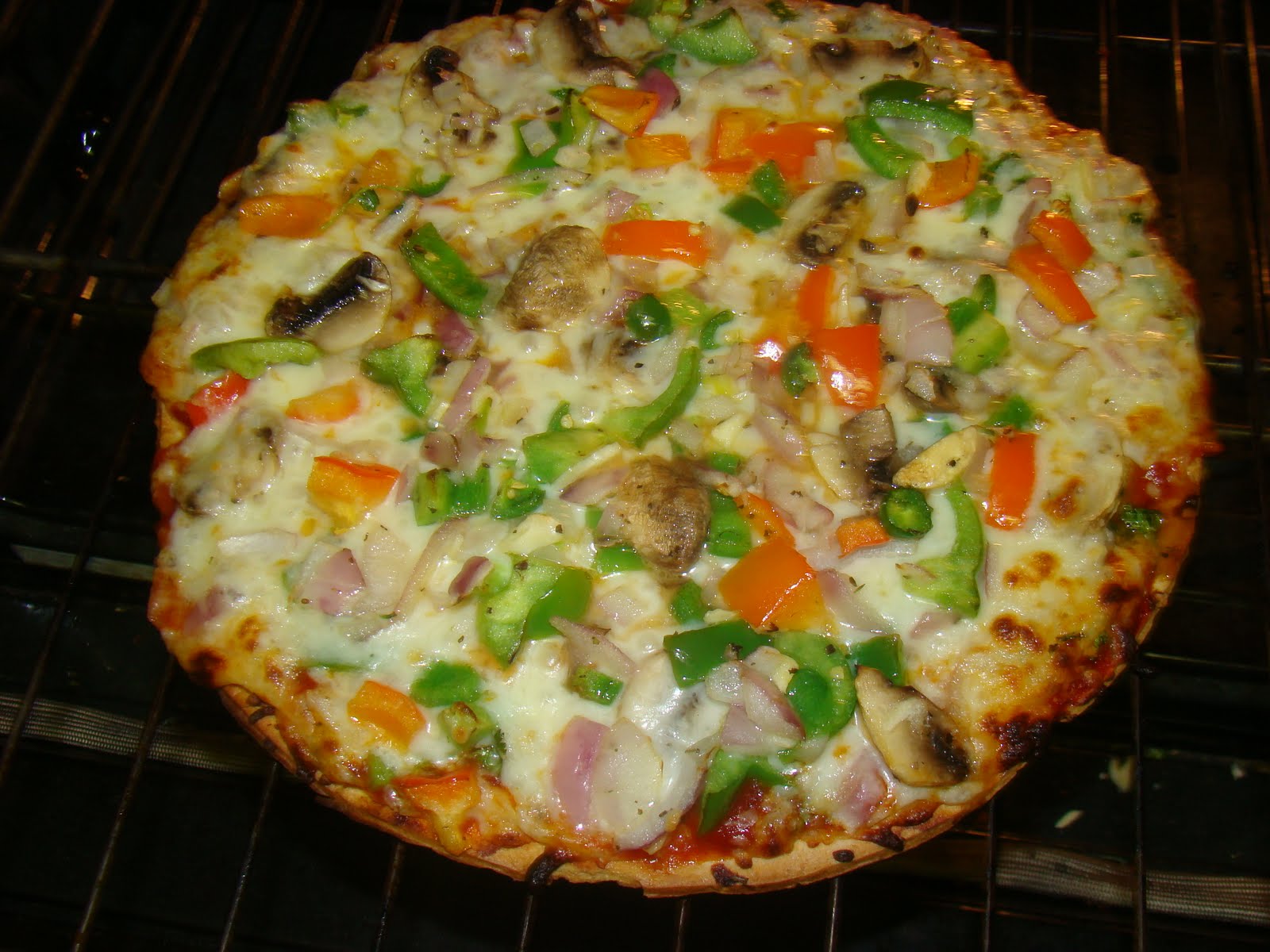 My Favorite Recipes Collection: Homemade Spicy Pizza on Ready made Crust