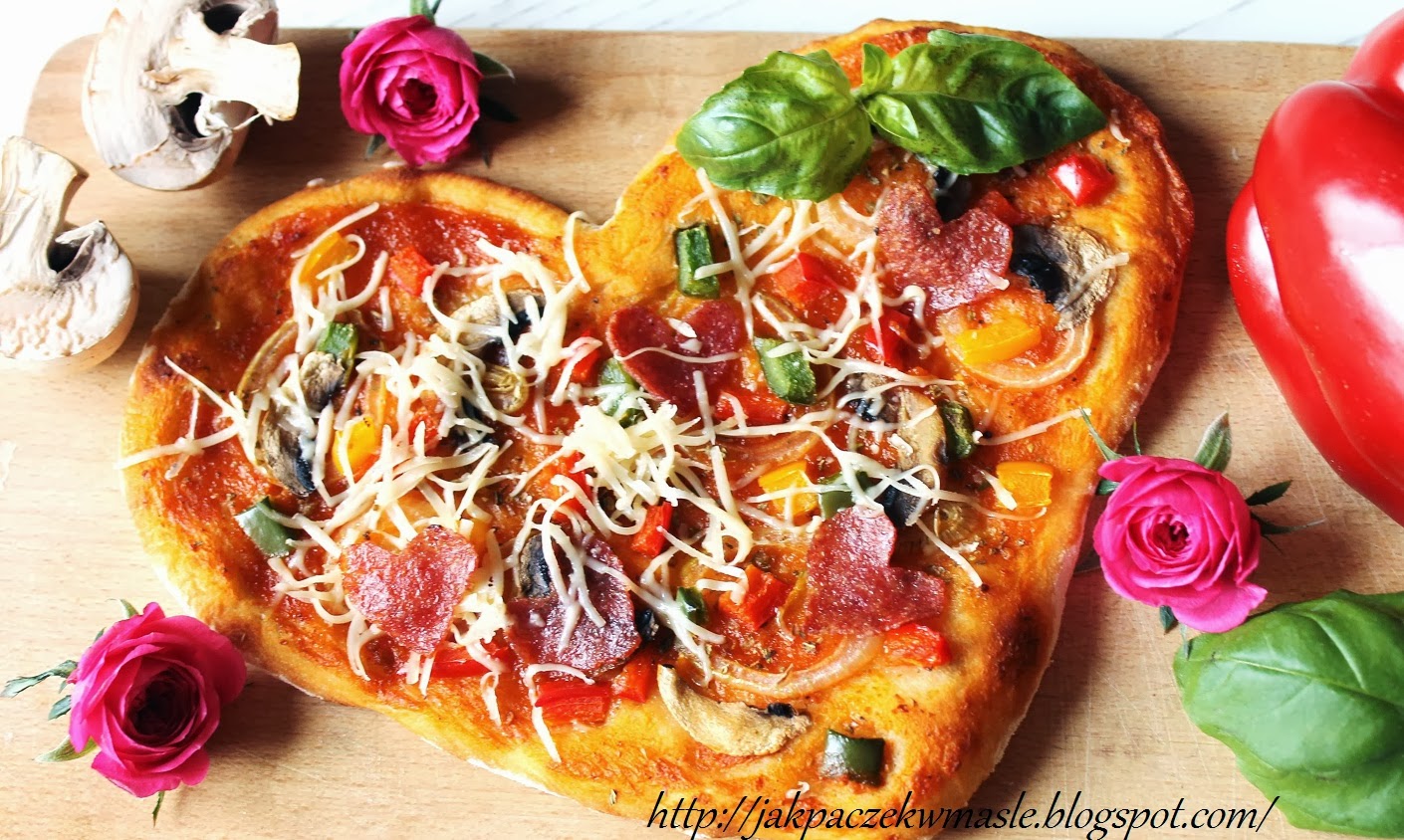 Jak pączek w maśle...: Walentynkowa pizza w kształcie serca
