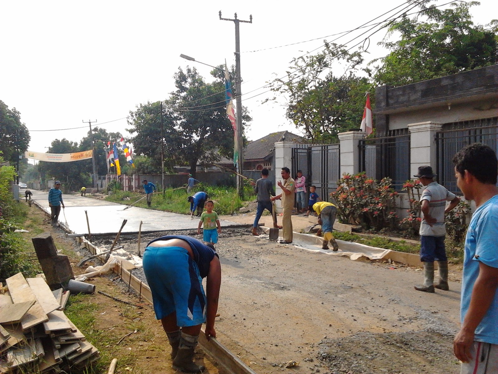Jalan Pawarengan di Cor untuk sementara tidak bisa di lewati kendaraan ...