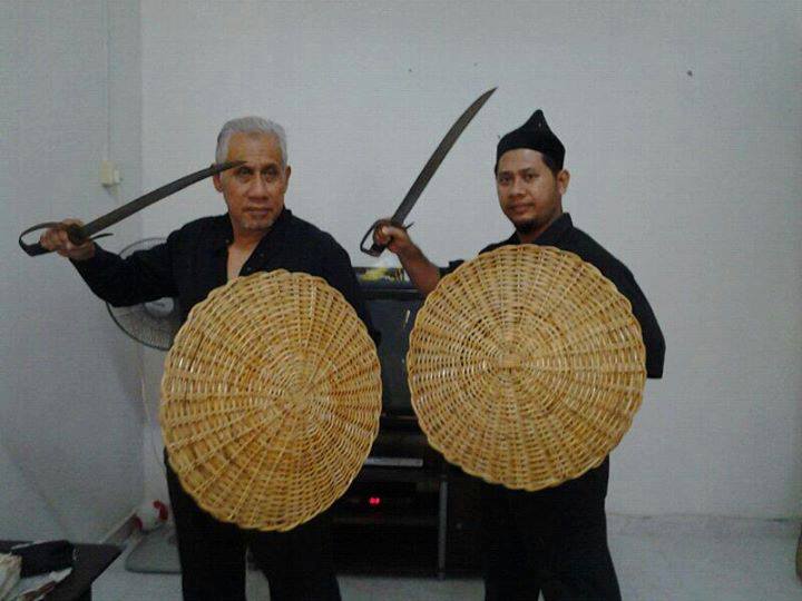 Gelanggang PersantaNala: SENI SENJATA #4 : Penggunaan Perisai Sebagai ...