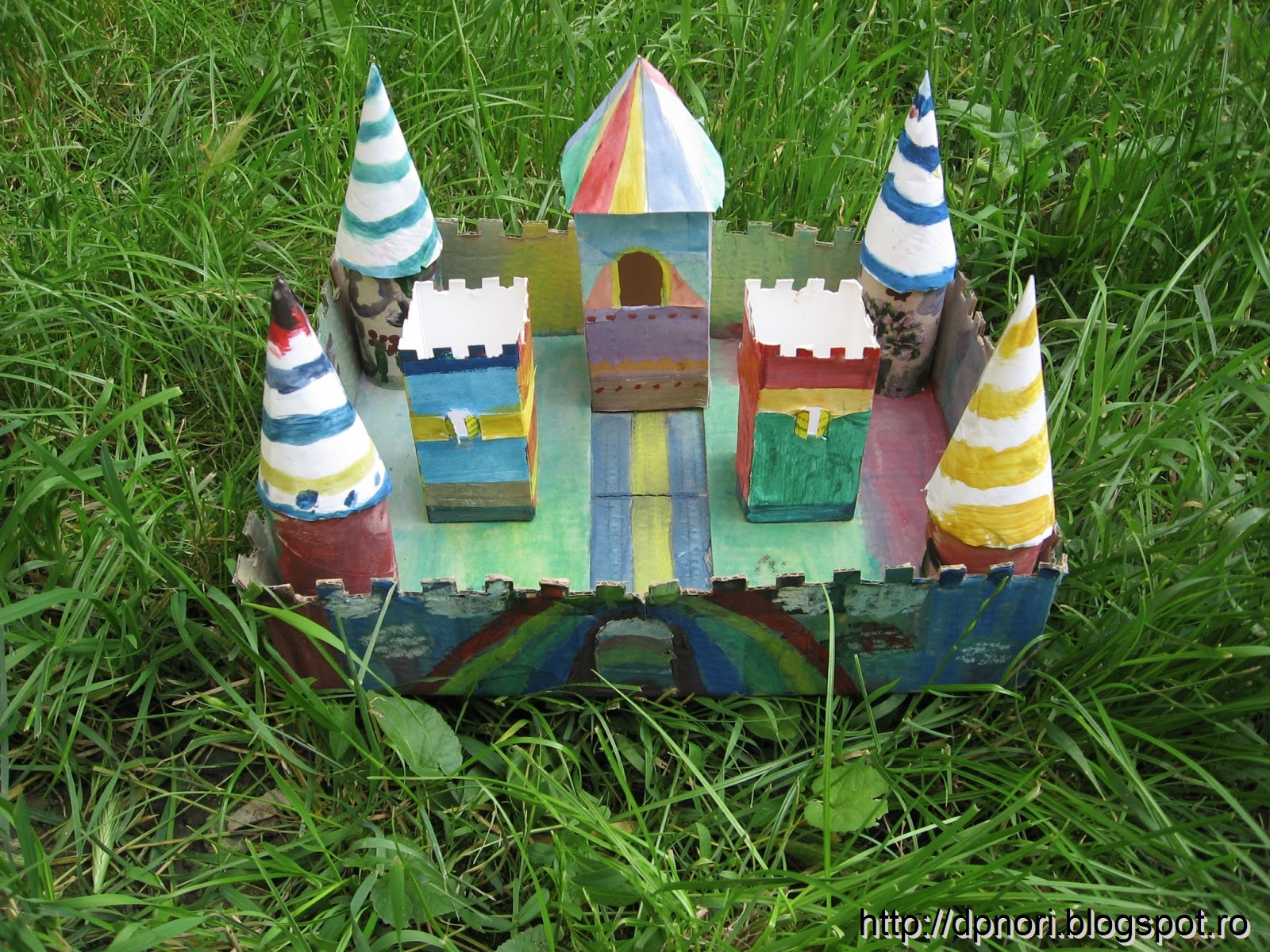 .printre nori: Castel din materiale reciclate (carton & hartie)