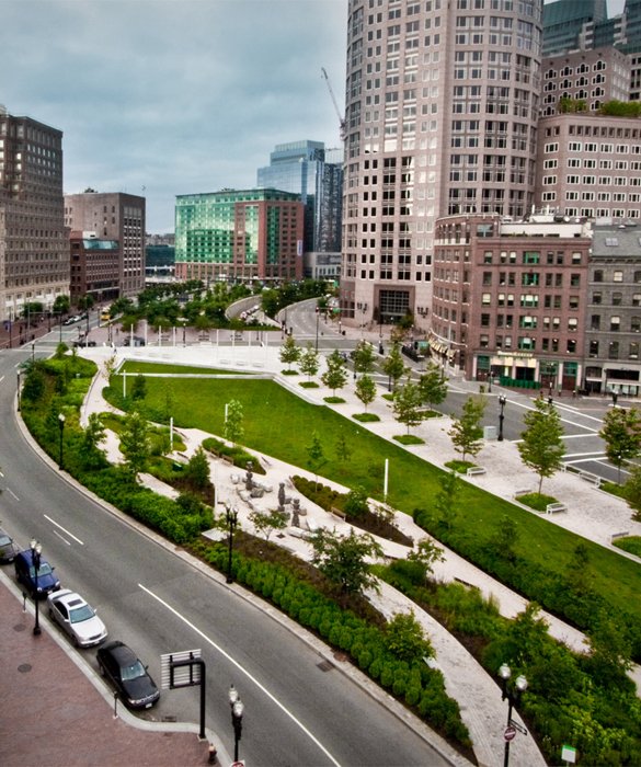 RW PAISAGISMO: PARQUE URBANO: THE ROSE KENNEDY GREENWAY, BOSTON