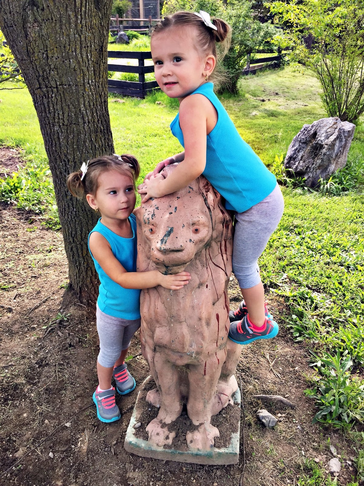 welcome to our blog.: Kylee + Kaylee - Three Years Old