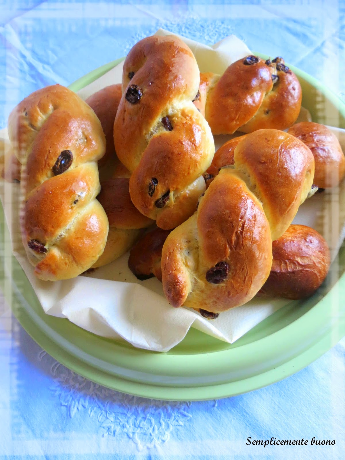 TRECCINE AL LATTE CON UVETTA