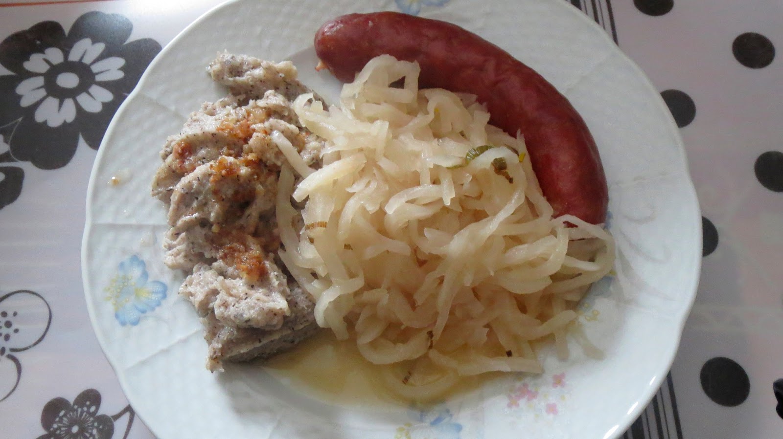 Kosila za vsak dan: Kisla repa, ajdovi žganci in kranjska klobasa