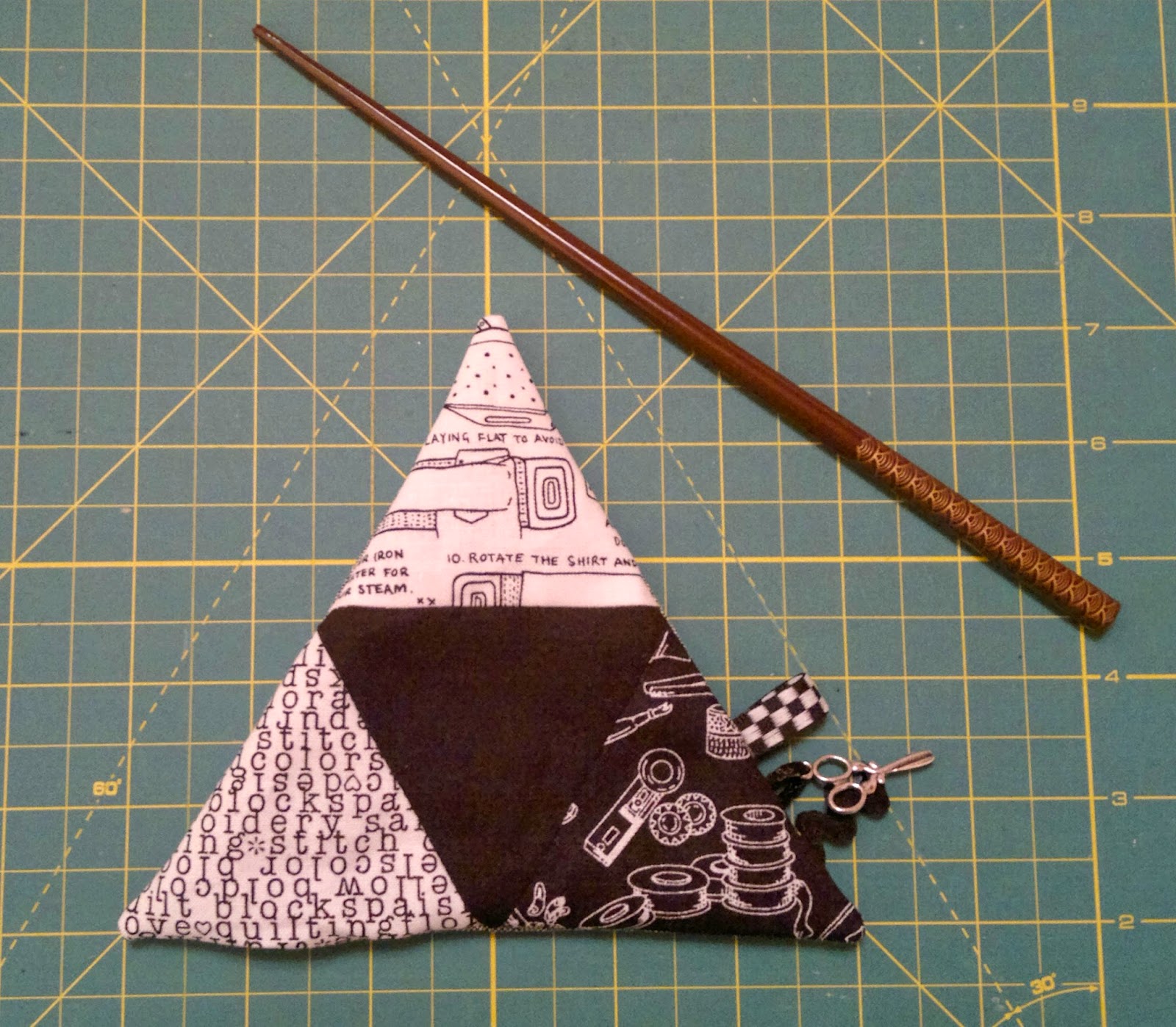 Ella & Nesta's Little Room: How to make a Triangle Pincushion - Tutorial