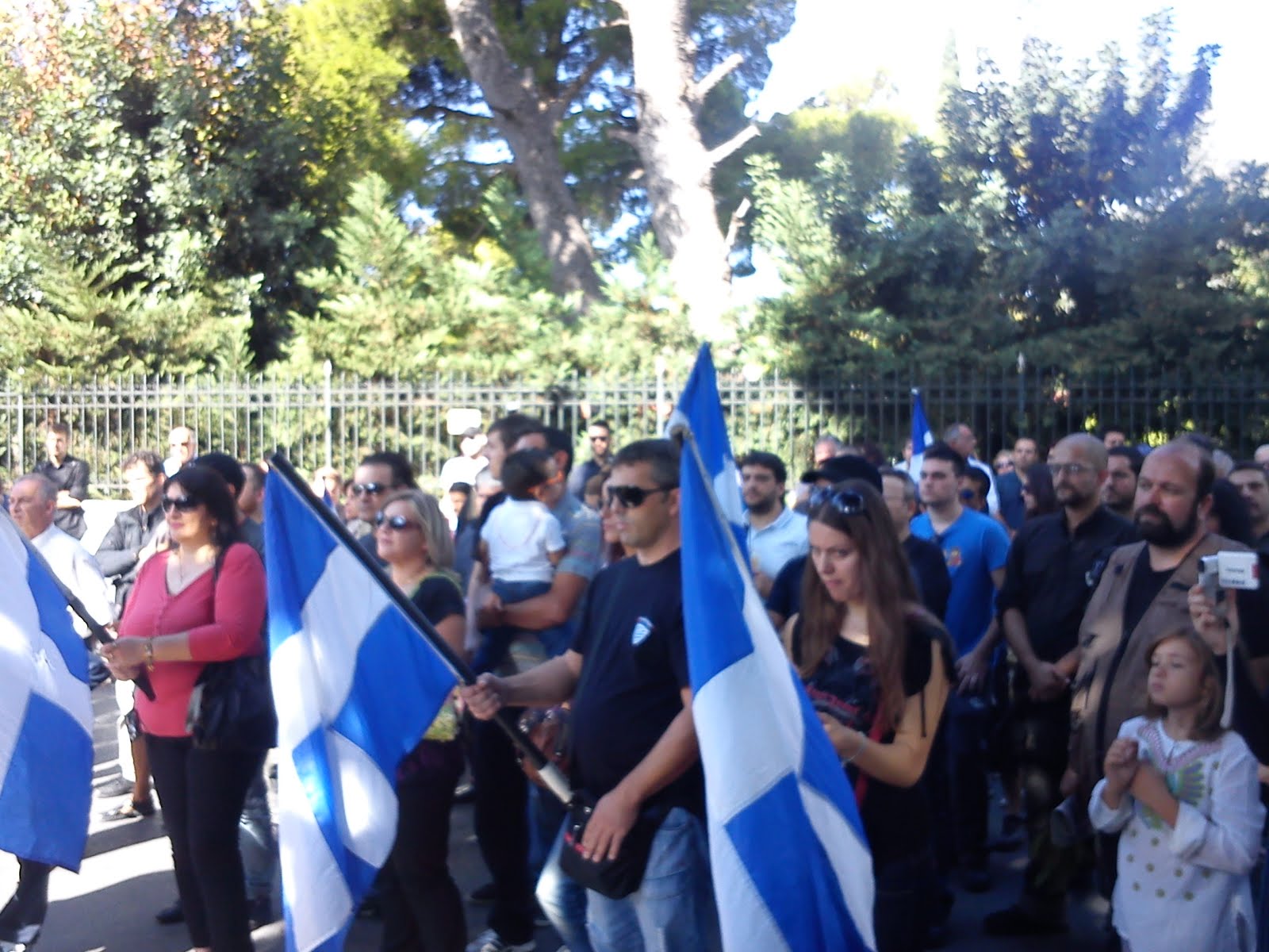 ΚΙ ΑΛΛΕΣ ΦΩΤΟΓΡΑΦΙΕΣ ΑΠΟ ΤΗΝ ΕΚΔΗΛΩΣΗ ΕΞΩ ΑΠΟ ΤΟ ΣΠΙΤΙ ΤΟΥ ΠΑΥΛΟΥ ΜΕΛΑ ...