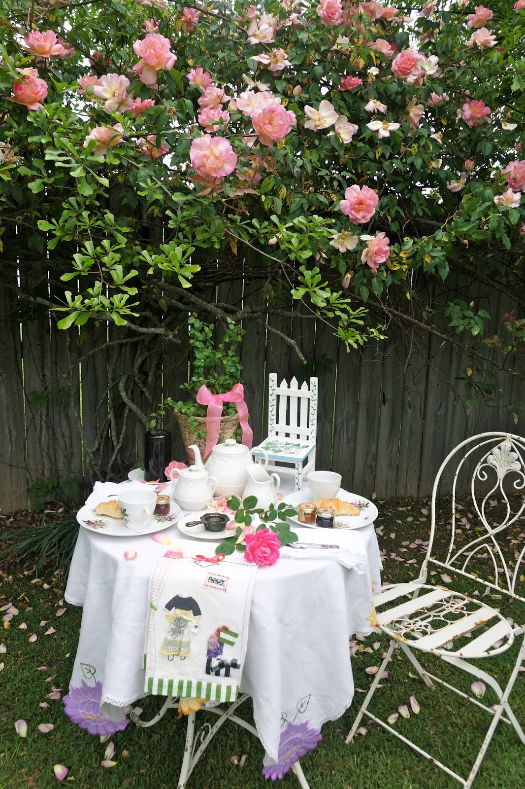 THE FRENCH HUTCH: ROSE GARDEN TEA FOR TWO