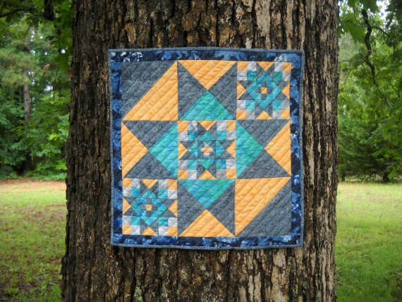 Curlicue Creations: New Pattern! Modern Mini Star Quilt