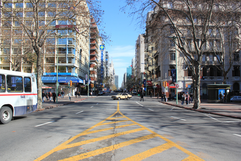 Montevideo en imágenes.: Avenida 18 de Julio, Montevideo
